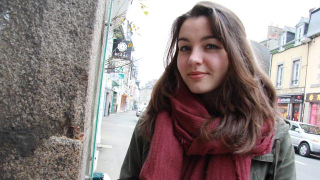 Léna écrit un slam contre la barbarie